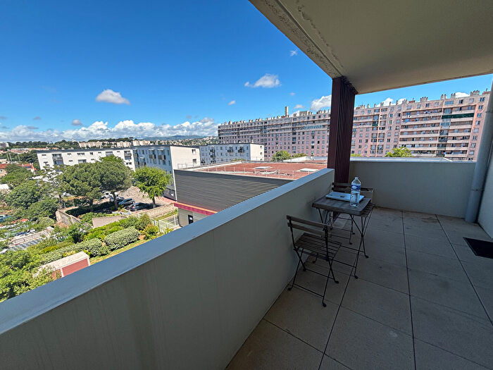 Marseille e, Saint-Tronc : Appartement 3 pièces à louer