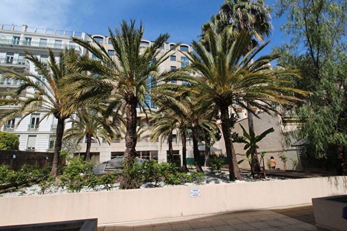 Appartement à louer - Fleurs-Gambetta, Nice - 3 pièces - 2 chambres