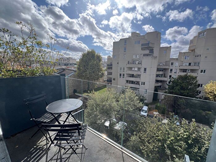 Appartement 1 pièce à louer à Cité Pierre et Marie Curie, Ivry-sur-Seine