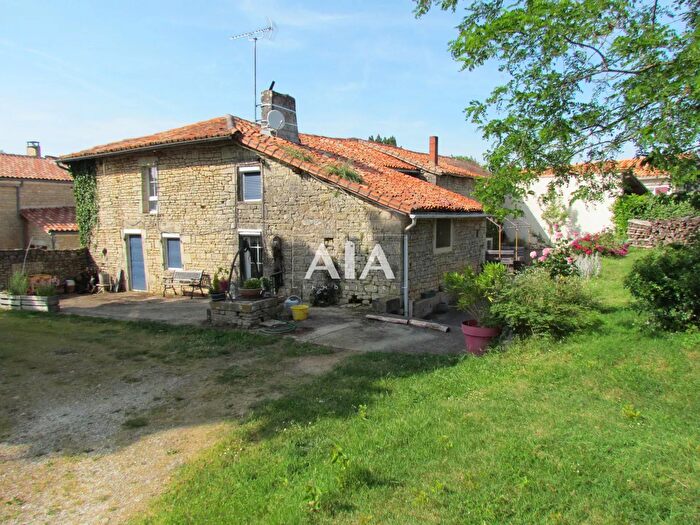 Maison à vendre - Nanteuil-en-Vallée - 8 pièces - 5 chambres