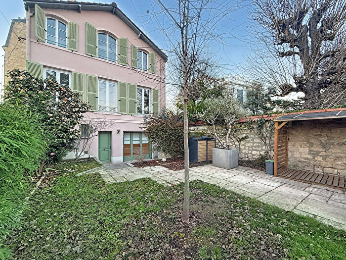 Maison à louer - Chatou, Est - 5 pièces - 3 chambres