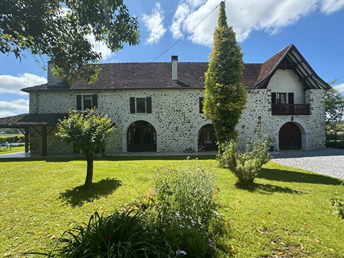 Maison à vendre - Sauveterre-de-Béarn - 8 pièces - 4 chambres
