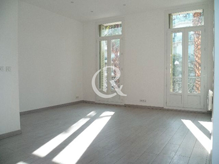 Appartement à louer - Hyères, Centre-ville - 3 pièces - 2 chambres