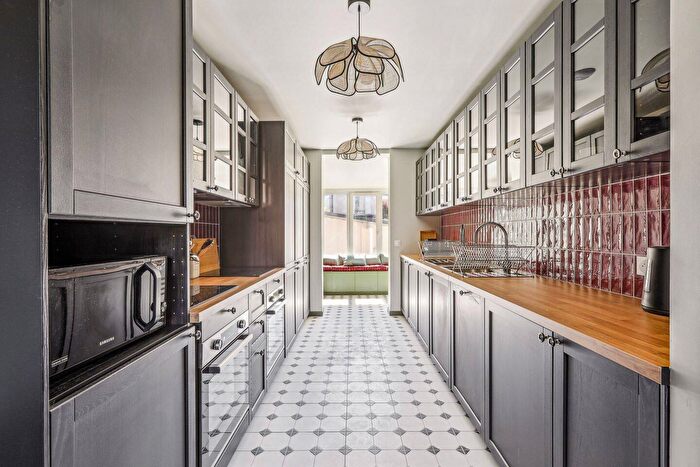 Petit Colombes-Charles de Gaulle : Maison 17 pièces à louer