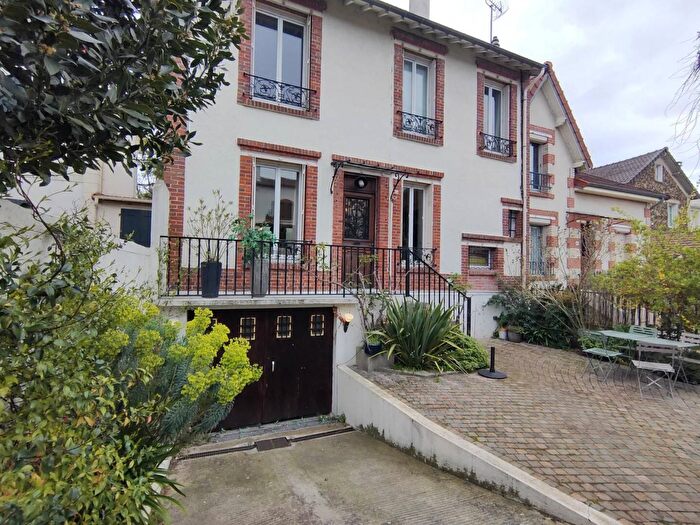 Maison à louer - Plateau-Grèves-Europe-Gare du Stade-Fossés Jean, Colombes - 7 pièces - 4 chambres