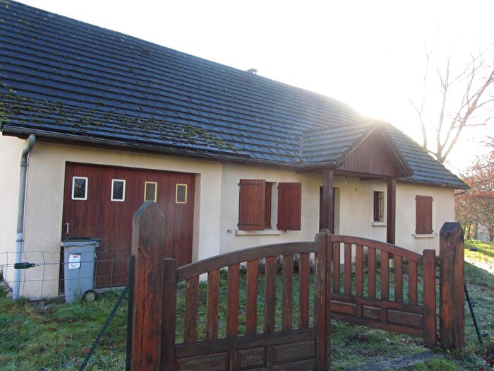 Maison à louer - Champs-sur-Tarentaine-Marchal - 3 chambres