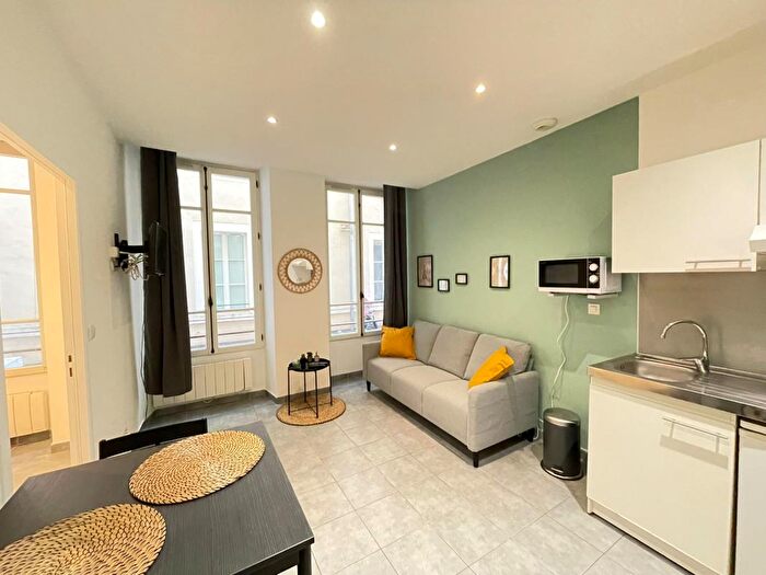 Appartement à louer - Marseille e , Grands Carmes - 2 pièces - 1 chambre