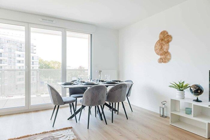 Appartement à louer - Petit Colombes-Charles de Gaulle - 4 pièces - 3 chambres