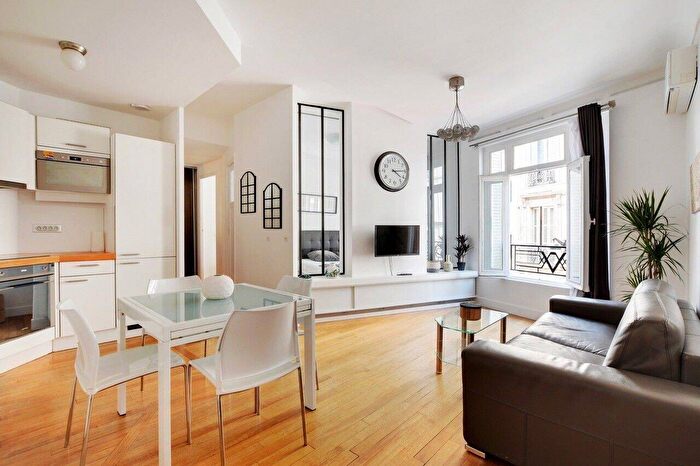 Appartement à louer - Saint Philippe du Roule, Paris ème arrondissement - 3 pièces - 2 chambres