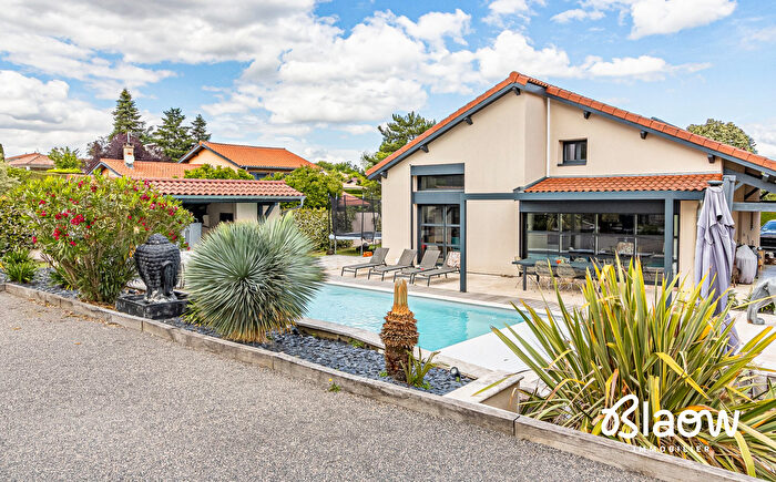 Maison 8 pièces à Chuzelles, à vendre