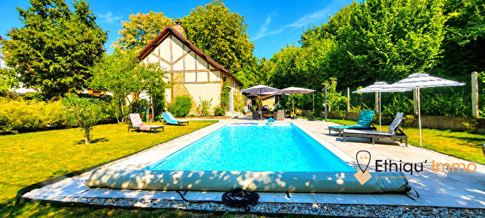 Saint-Julien-les-Villas : Maison 5 pièces à vendre
