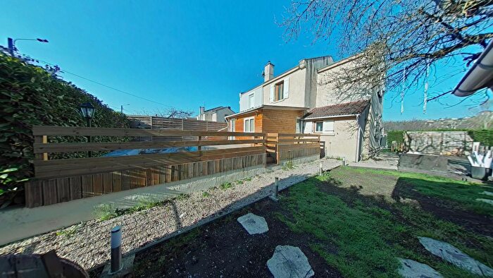 Maison à louer - Le Chambon-Feugerolles, Centre-ville, Gare - 5 pièces - 3 chambres