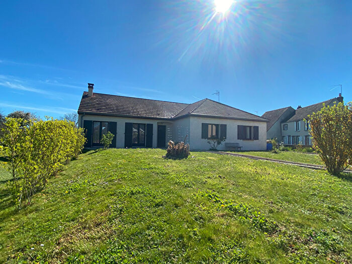 La Celle-Saint-Cyr : Maison 5 pièces à vendre