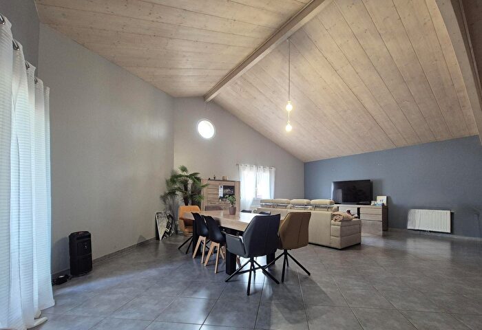 Maison à louer - Cormoranche-sur-Saône - 4 pièces - 3 chambres