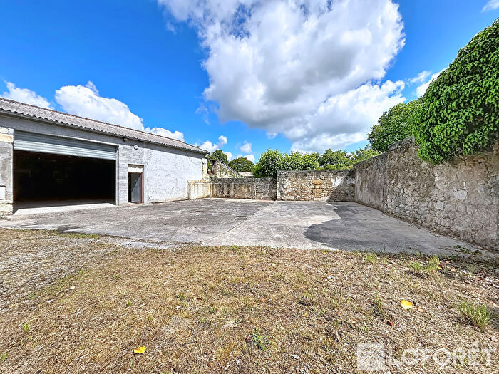 Aubie-et-Espessas : Maison 1 pièce à vendre