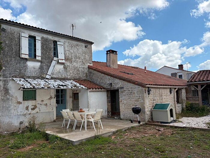 Sainte-Gemme-la-Plaine : Maison 9 pièces à vendre