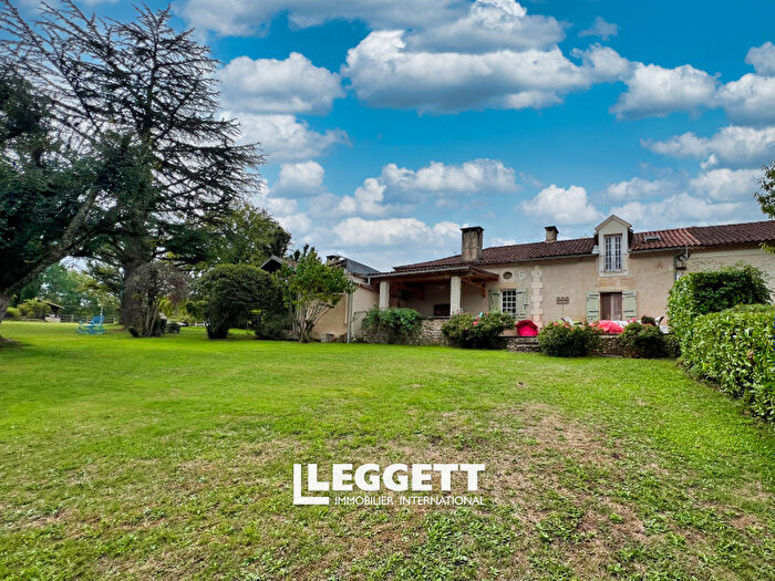 Maison à vendre - Bussac - 12 pièces - 6 chambres