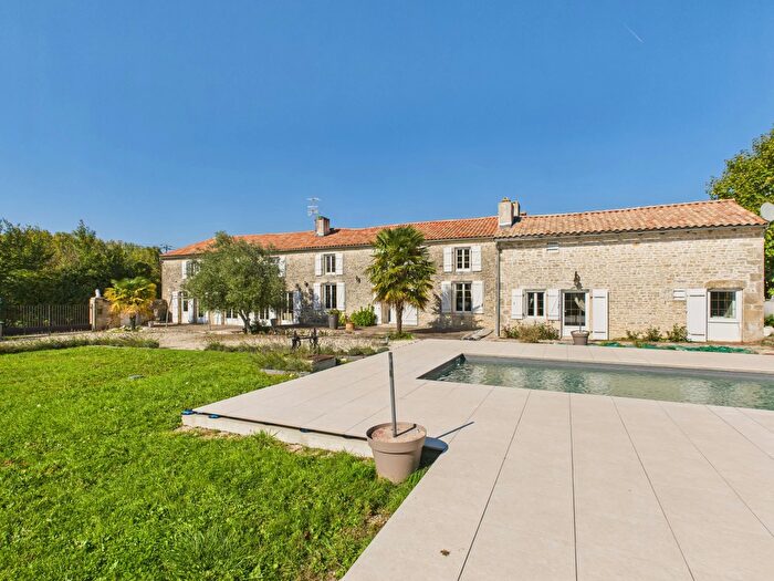 Maison à vendre - Villefagnan - 18 pièces - 6 chambres