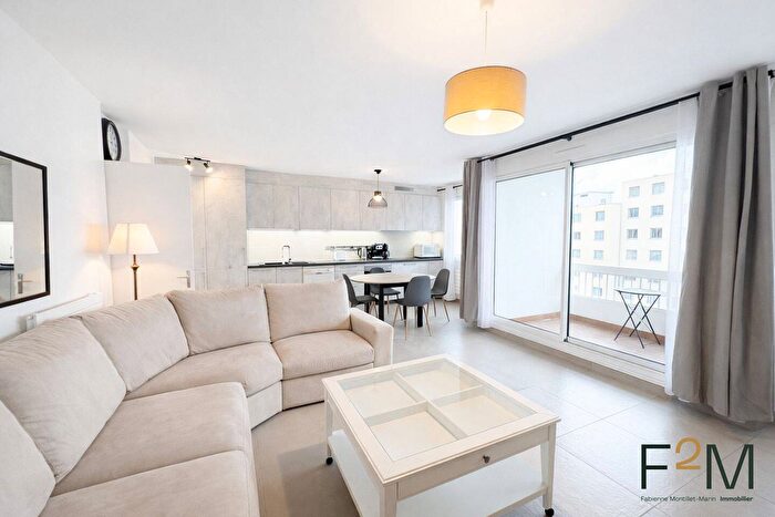 Appartement à louer - Lyon ème arrondissement - 4 pièces - 3 chambres