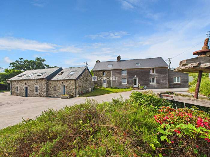 Maison à vendre - Plonévez-du-Faou - 12 pièces - 8 chambres