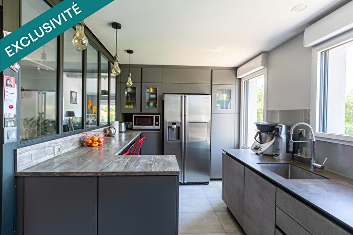 Maison 8 pièces à Chassieu, à vendre