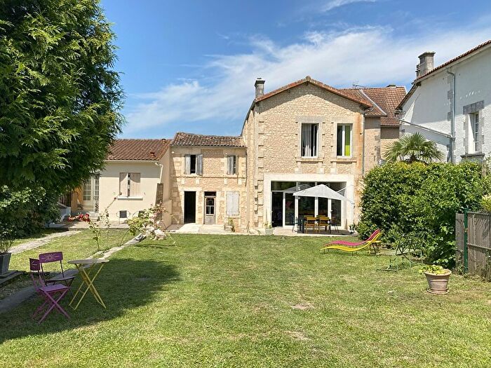 Maison à vendre - Barbezieux-Saint-Hilaire - 10 pièces - 4 chambres