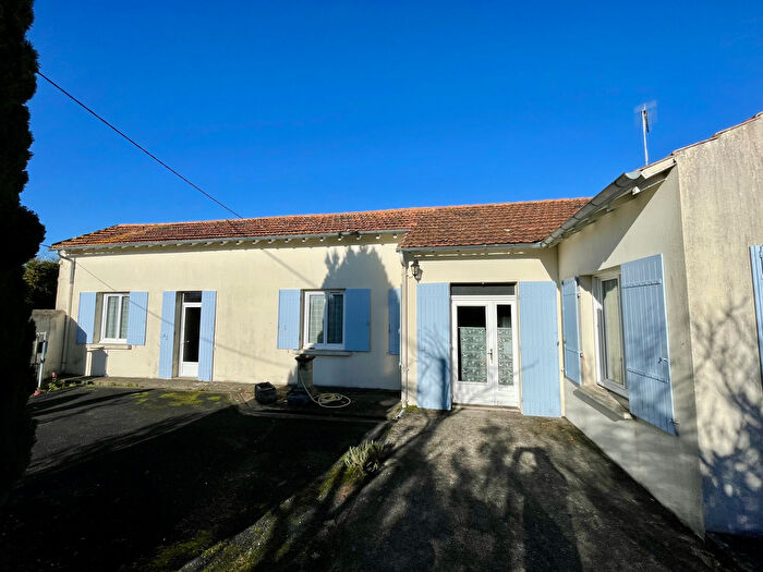 Maison à vendre - Saint-Savinien - 4 pièces - 3 chambres