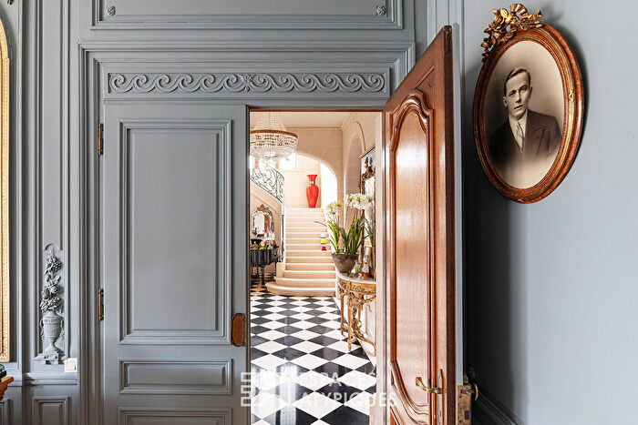 Maison 10 pièces à vendre à Lambersart, Bourg, Mairie