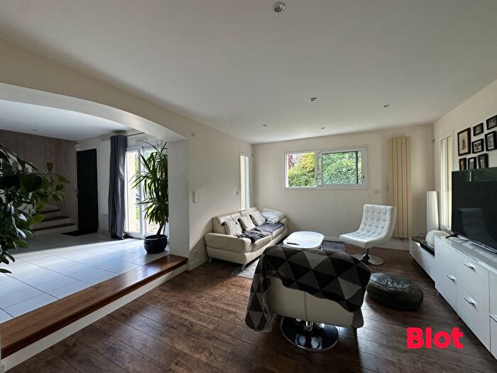 Maison à vendre - Saint-Aubin-du-Pavail - 7 pièces - 5 chambres