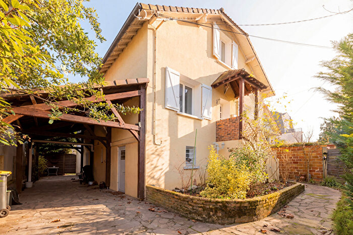 Maison à vendre - Champs-sur-Marne, Bords de Marne - 7 pièces - 5 chambres