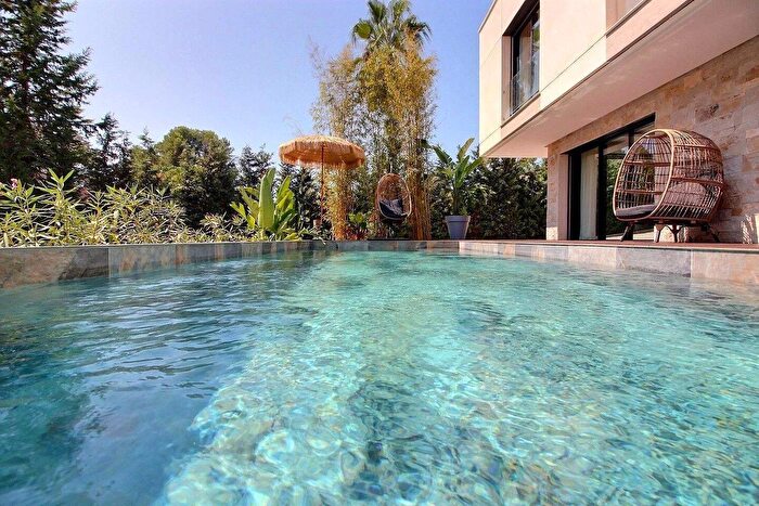 Maison à louer - Village-Le Val-Cabrieres, Mougins - 7 pièces - 6 chambres