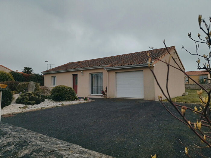 Maison à vendre - Saint-Hilaire-du-Bois, Vihiers - 4 pièces - 2 chambres