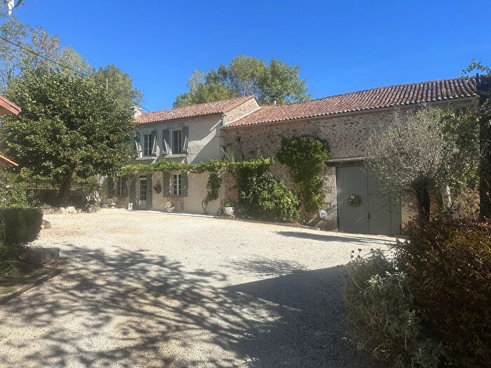 Maison 8 pièces à Montbron, à vendre