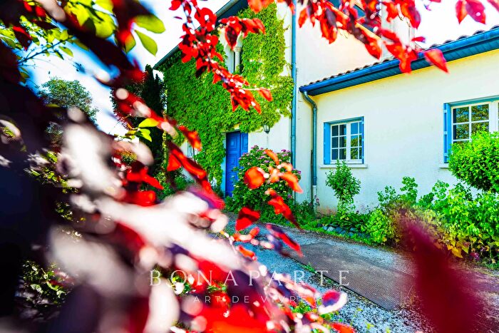 Maison 8 pièces à Coulonges-sur-lAutize, à vendre