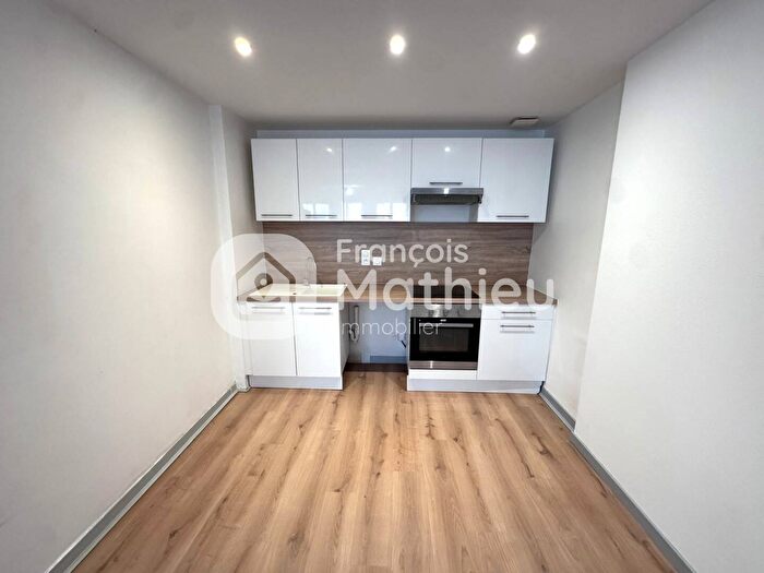 Appartement à louer - Châtillon-sur-Chalaronne - 3 pièces - 2 chambres