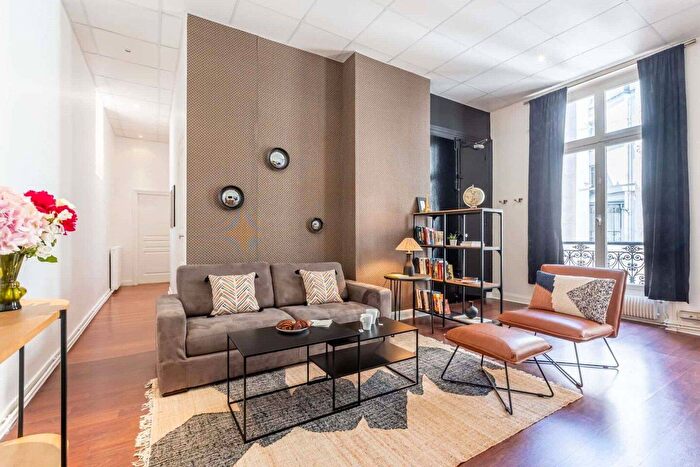 Appartement à louer - Saint Philippe du Roule, Paris ème arrondissement - 4 pièces - 2 chambres