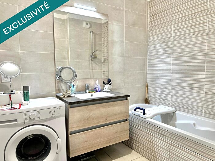 Appartement à vendre - Décines-Charpieu, Le Prainet - 3 pièces - 2 chambres