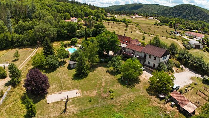 Maison à vendre - Tour-de-Faure - 16 pièces - 12 chambres