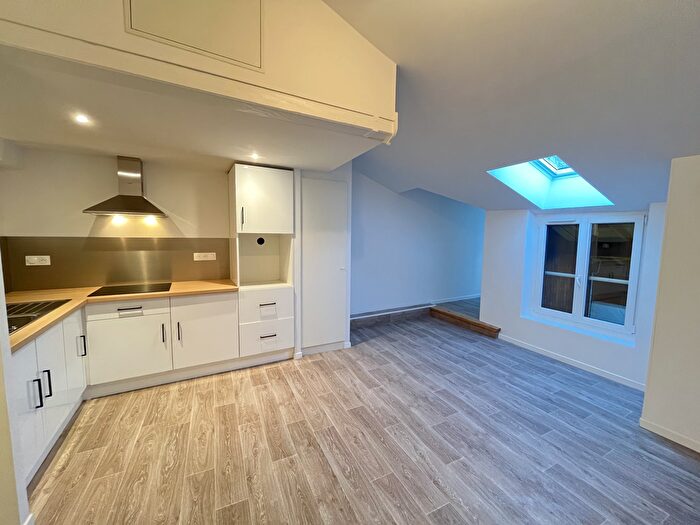 Appartement à louer - Beaune, Centre-ville - 2 pièces - 1 chambre