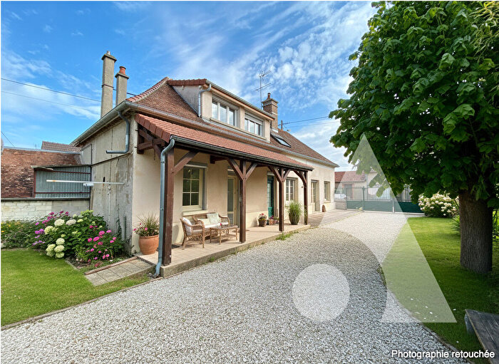 Maison 5 pièces à Saint-Lyé, à vendre