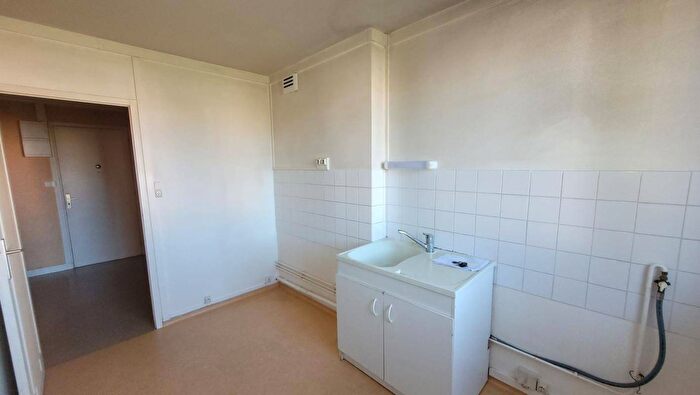 Appartement à louer - Cité Bretonnie-Chatelet-Favieres-Conches, Montluçon - 2 pièces - 1 chambre