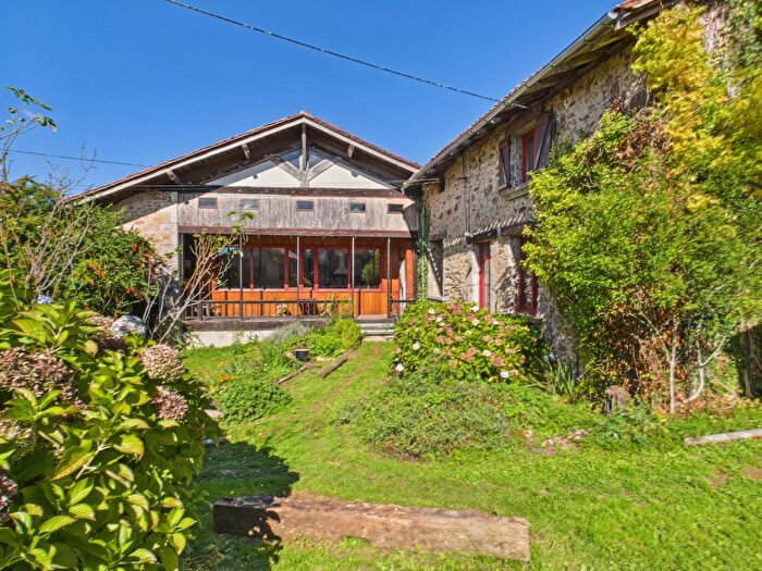 Maison à vendre - Maisonnais-sur-Tardoire - 8 pièces - 4 chambres