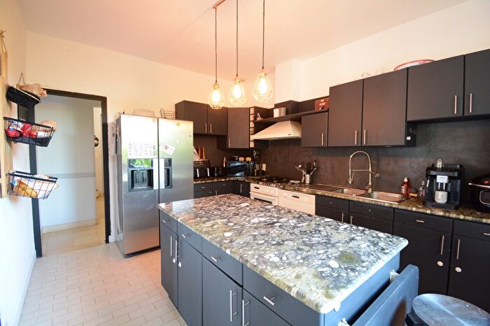 Maison à vendre - La Rochefoucauld - 8 pièces - 4 chambres