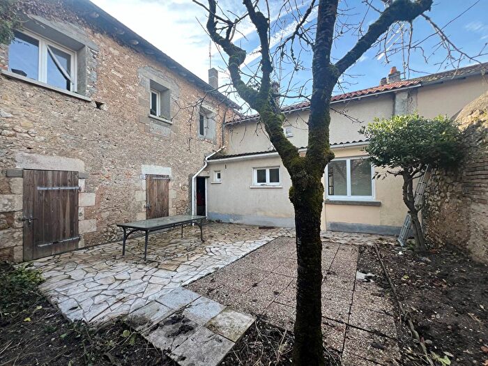 Maison à vendre - Lussac-les-Châteaux - 9 pièces - 5 chambres