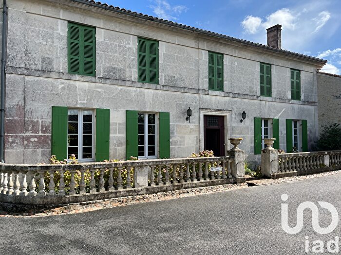 Maison à vendre - Saint-Palais-du-Né - 7 pièces - 5 chambres