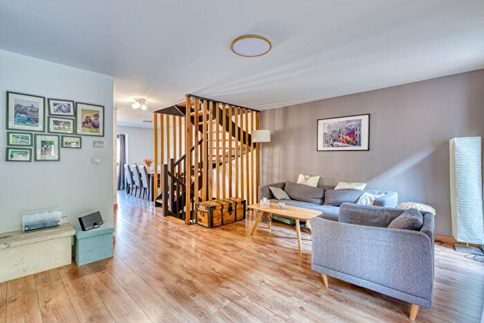 Francheville, Francheville Le Bas, Grandes-Terres, Le Chater : Maison 5 pièces à vendre