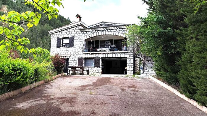 Maison 4 pièces à Daluis, à vendre