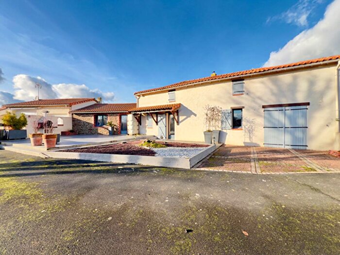 Maison à vendre - Le Puiset-Doré - 7 pièces - 4 chambres