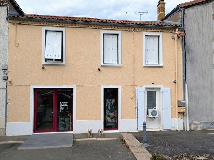 Saint-Pierre-des-Échaubrognes : Maison 5 pièces à vendre