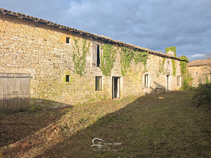 Maison à vendre - Vanzay - 6 pièces - 4 chambres